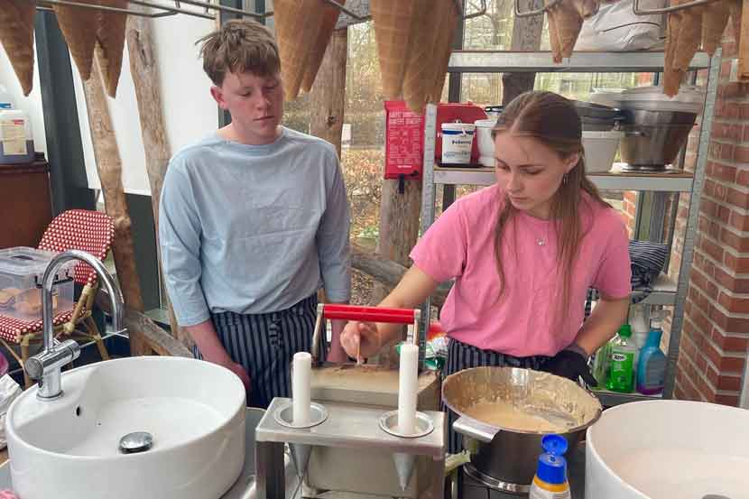 Unge i arbejdstøjet