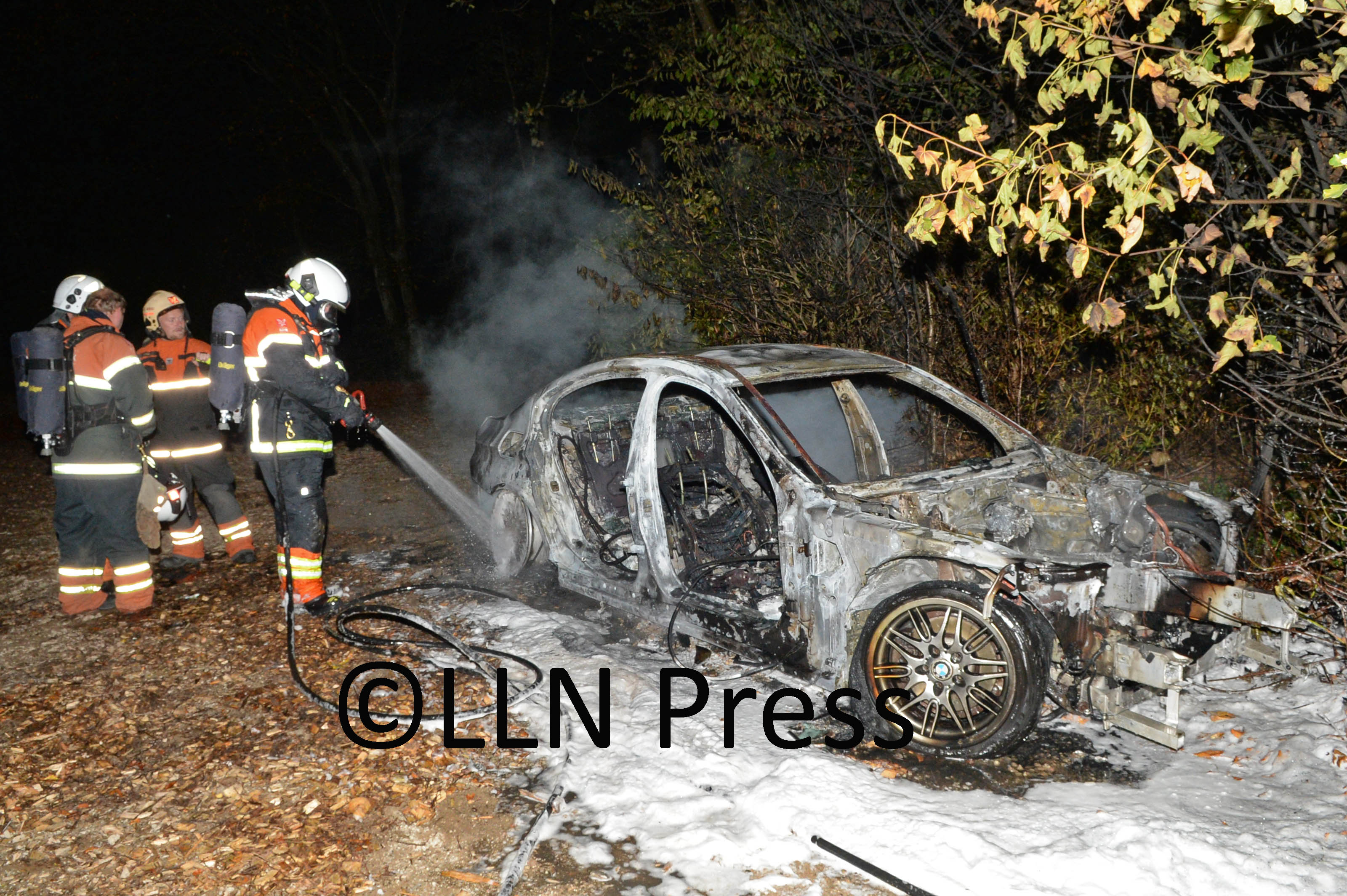 Skrællet bil brændt af